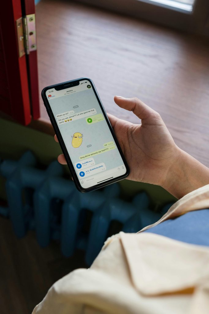 How to Read WhatsApp Messages Without Blue Ticks